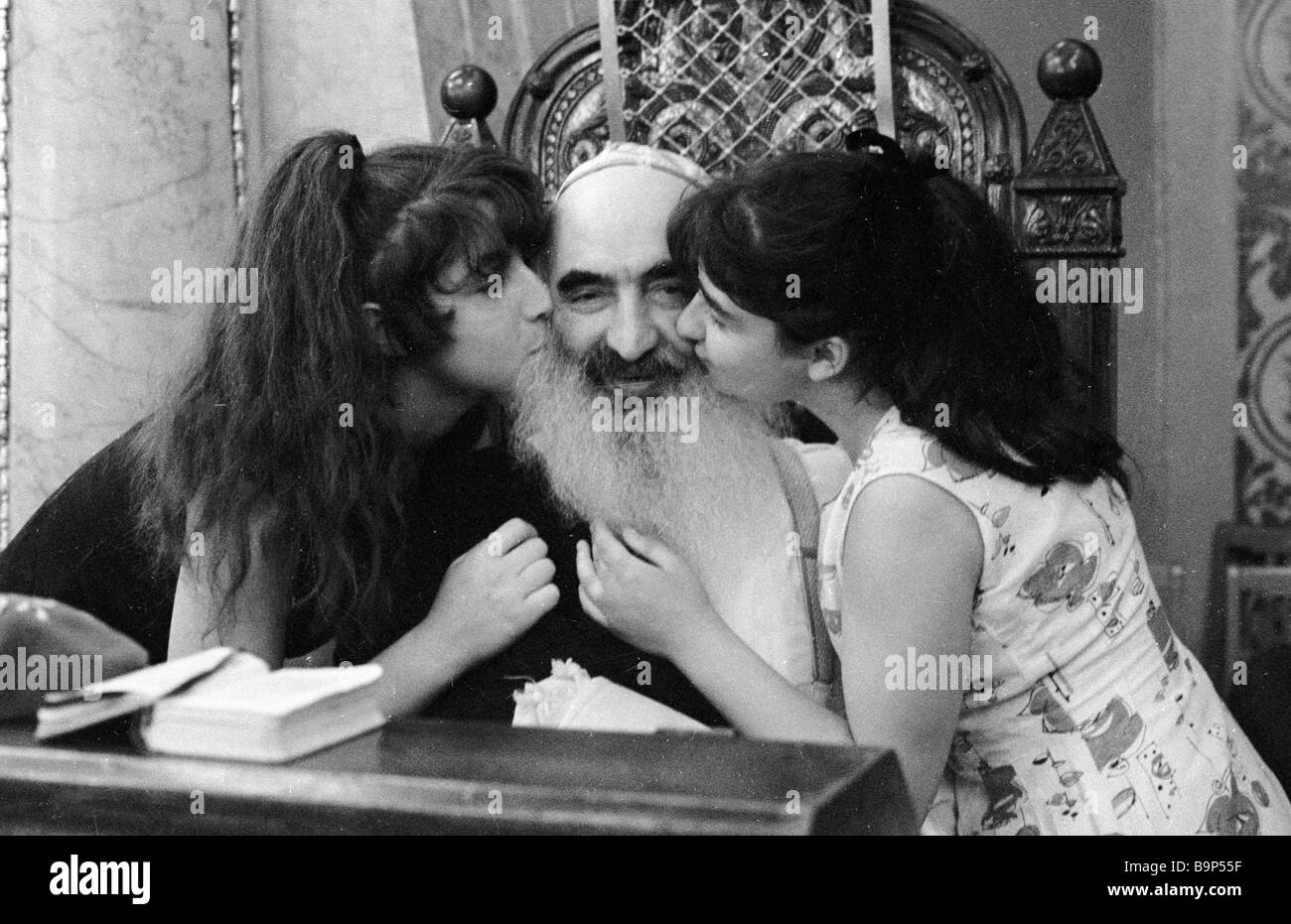 Rabbiner in der Moskauer Synagoge Leib Levin-Center mit seinen ...