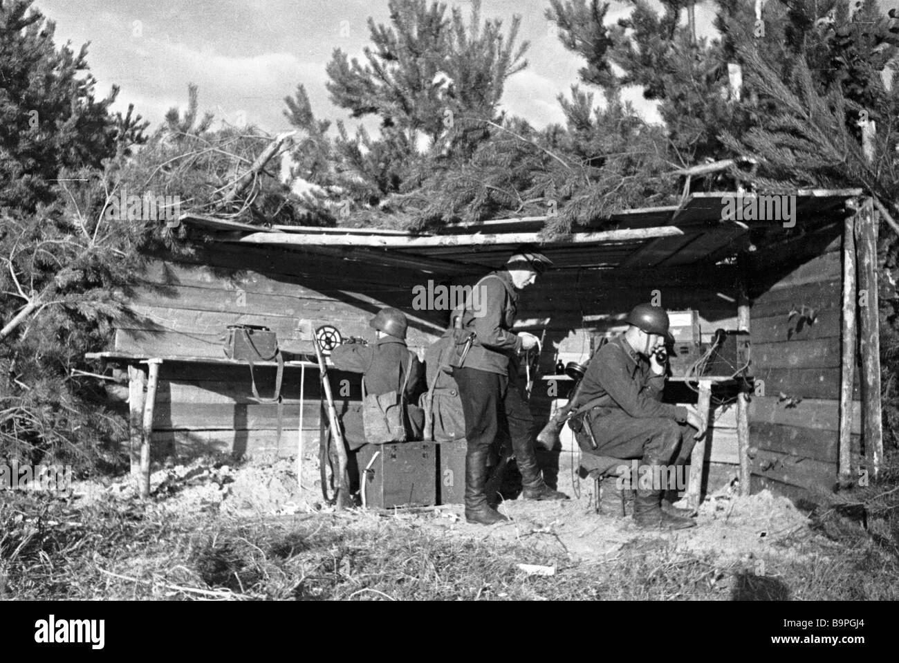 Soldaten der Roten Armee versteckt der Gefechtsstand von Nazi-scouts ...