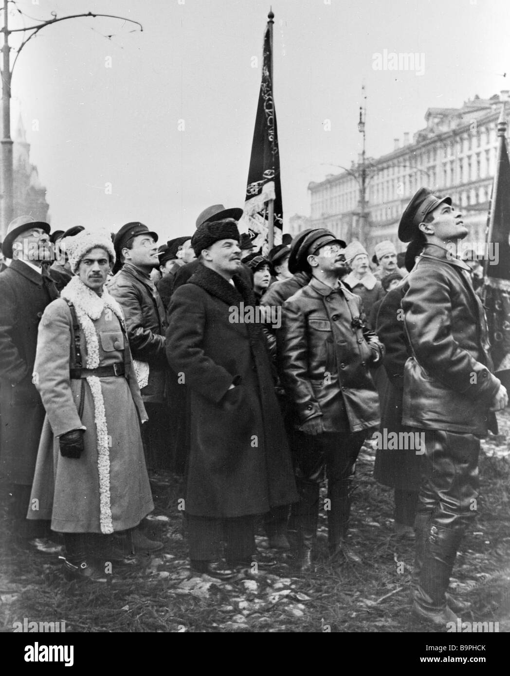 Vladimir Lenin Center und Yakov Sverdlov zweiten nach rechts Inspektion ...