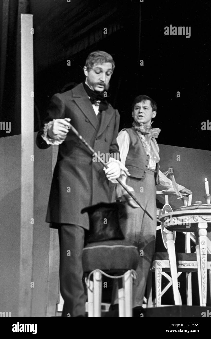 Spielen Schauspieler Oleg Tabakov als Aduyev und Mikhail Kozakov als ...