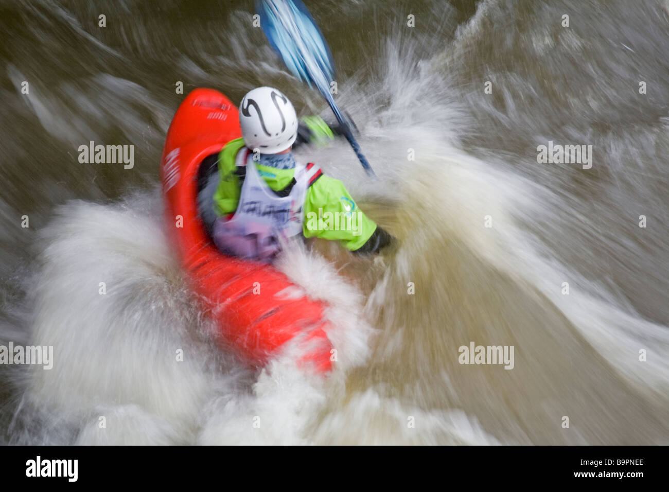 Kayakcrossing Wildwasser Kajak Nyköping Schweden Stockfotografie - Alamy