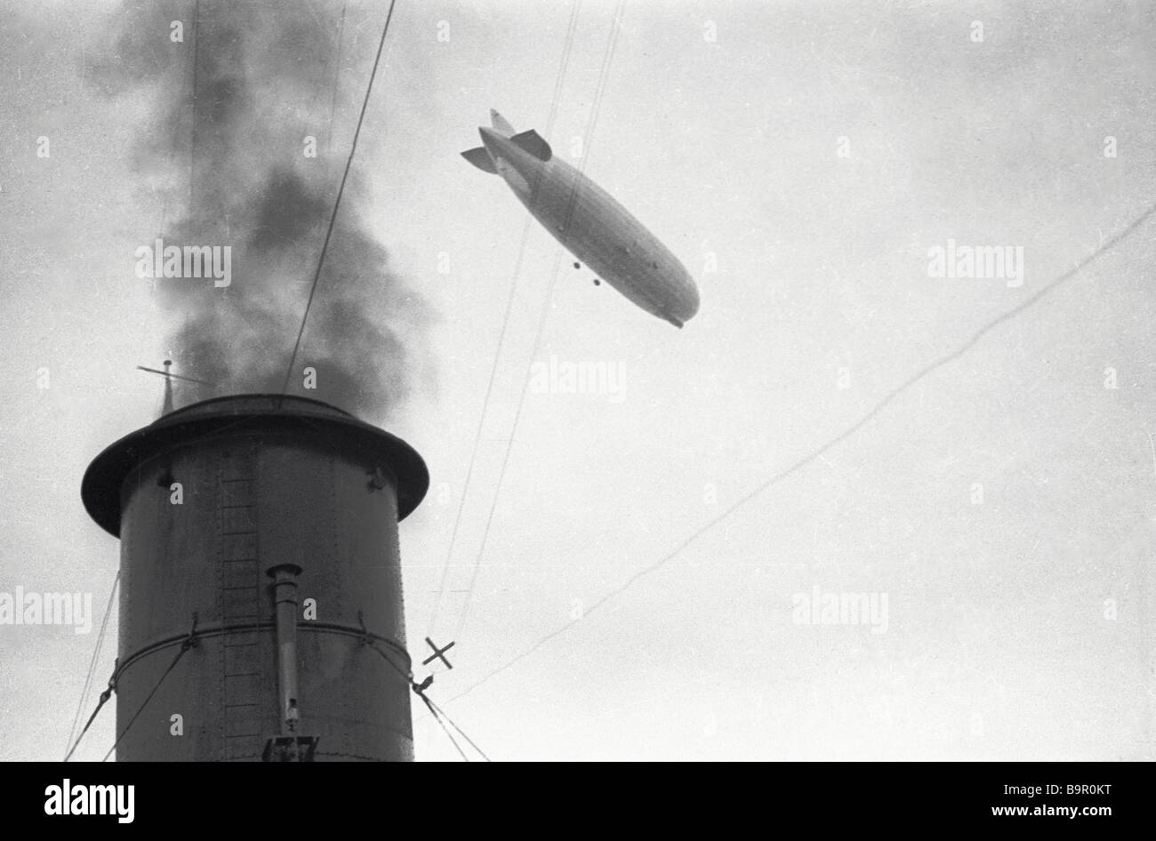 Das deutsche Luftschiff Earl Zeppelin schweben in der Luft über den ...
