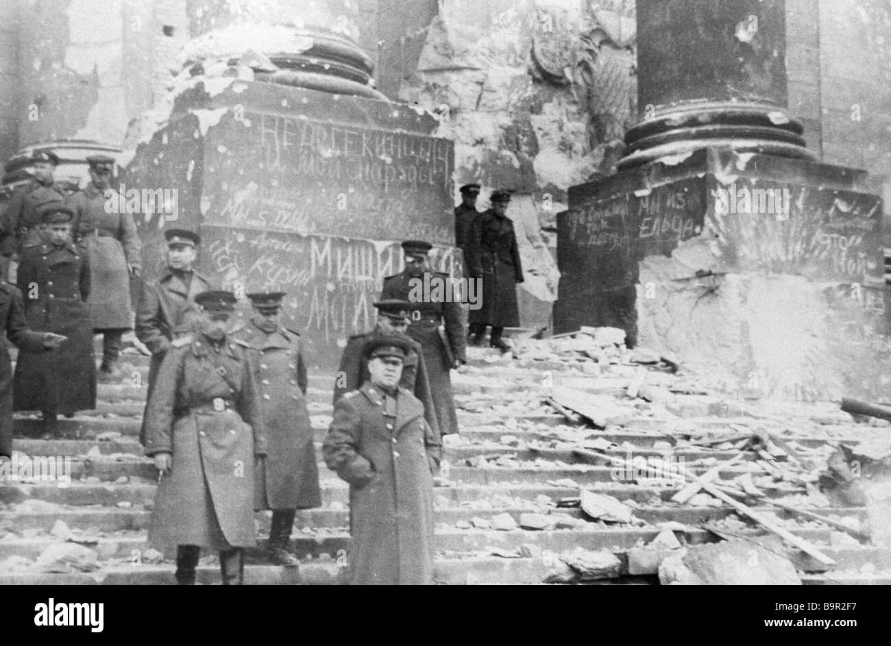 Georgy Zhukov Marschall der Sowjetunion direkt an der zerstörten ...