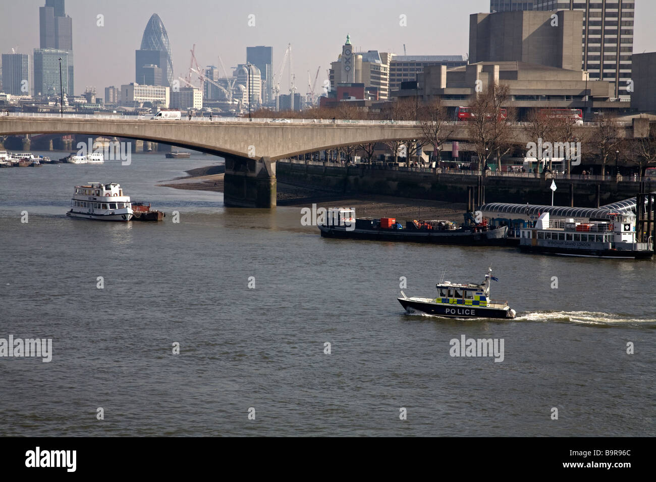 London river polizeiboot -Fotos und -Bildmaterial in hoher Auflösung ...
