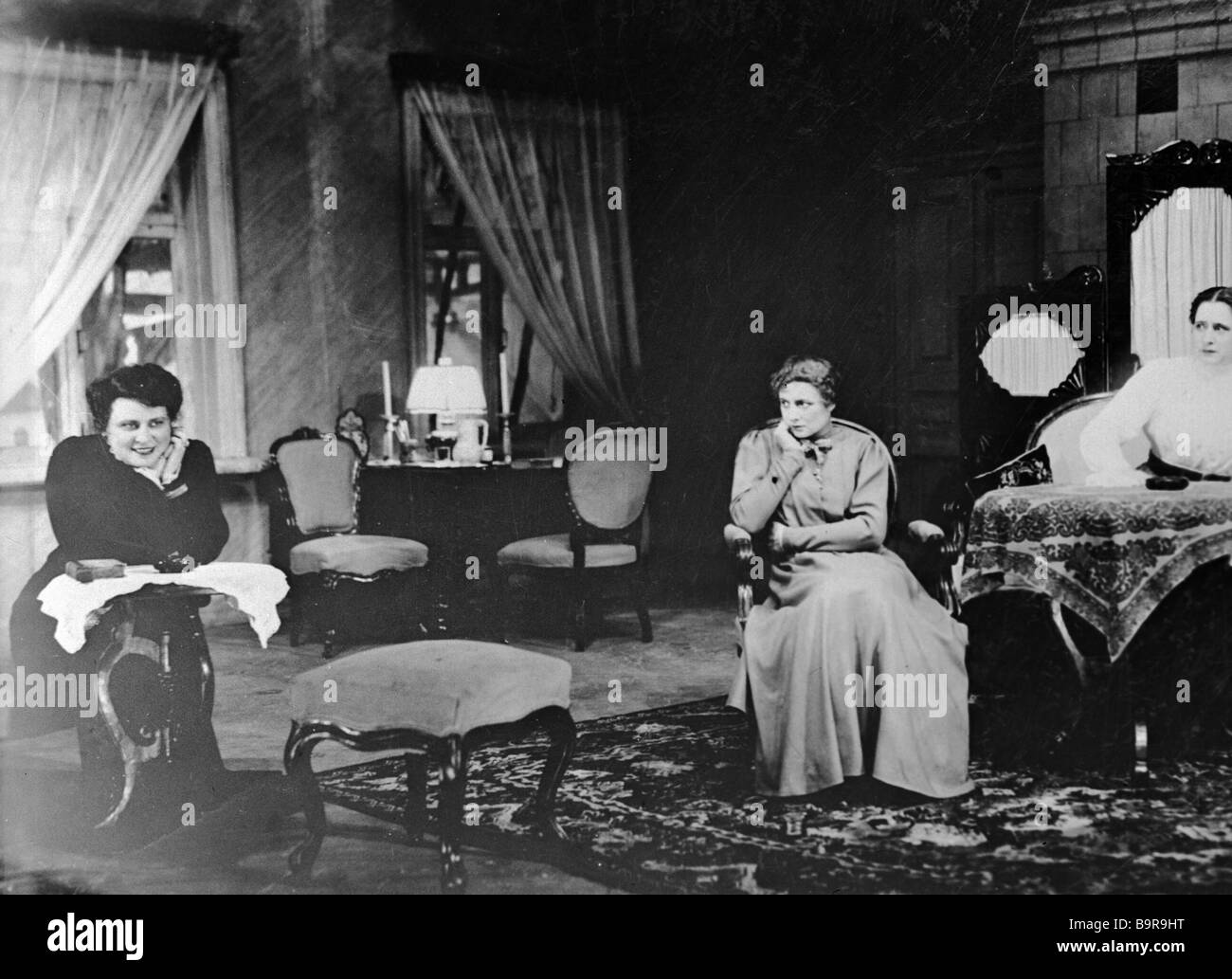 Schauspielerinnen Klavdiya Yelanskaya als Olga Angelina Stepanova als ...