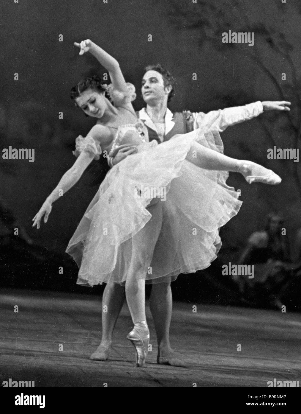 Yekaterina Maximova in den Vordergrund und Yavdokimov im Giselle ...