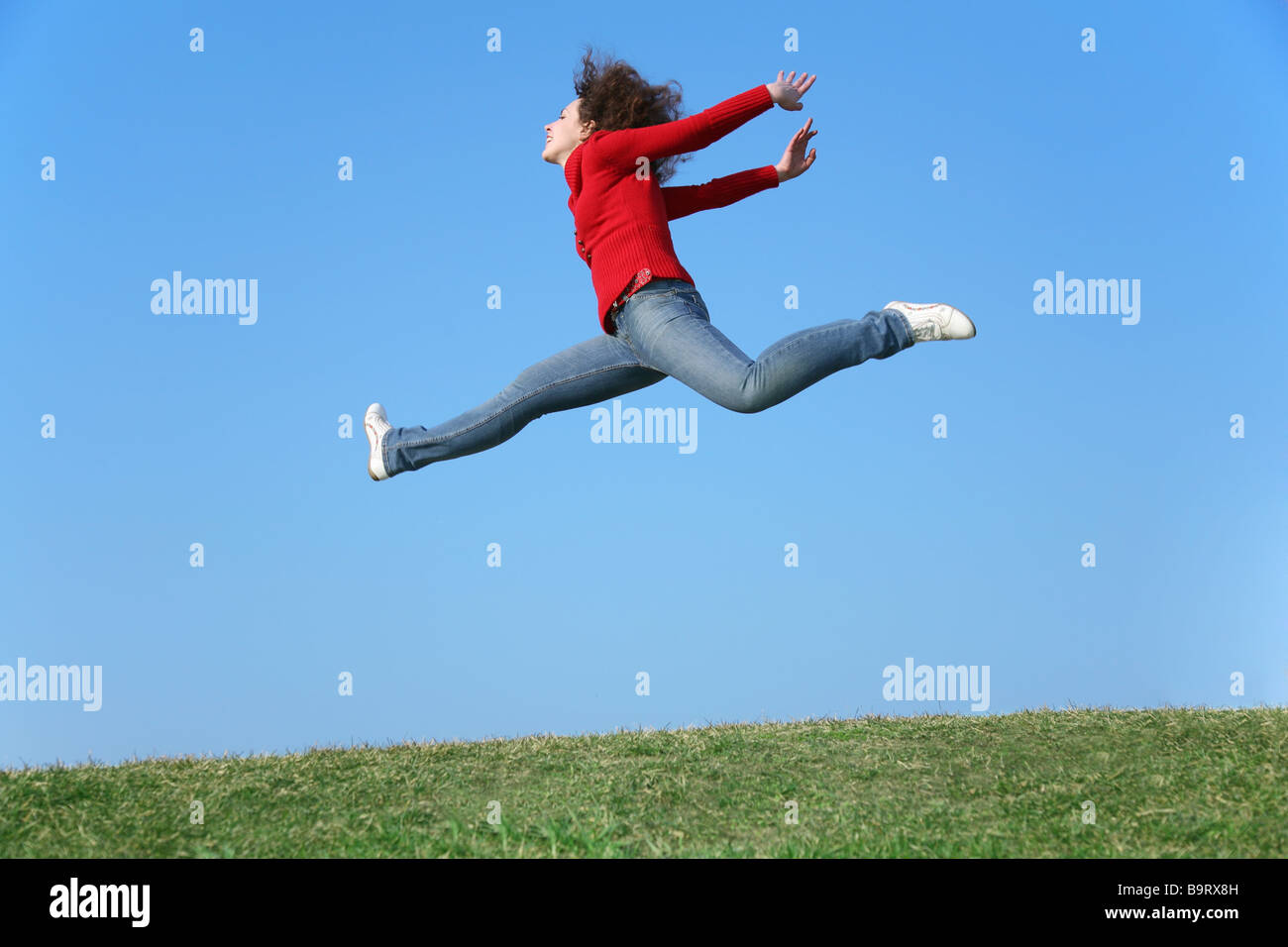 Mädchen springen breitbeinig -Fotos und -Bildmaterial in hoher ...