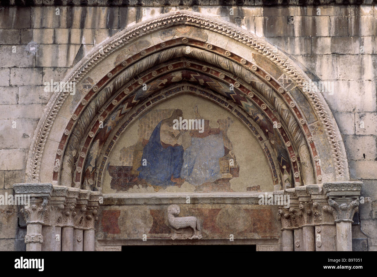 Romanisches Tympanon Stockfotos und -bilder Kaufen - Alamy