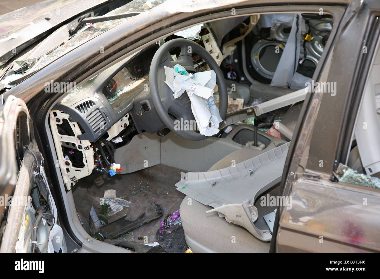 Totaled car -Fotos und -Bildmaterial in hoher Auflösung – Alamy