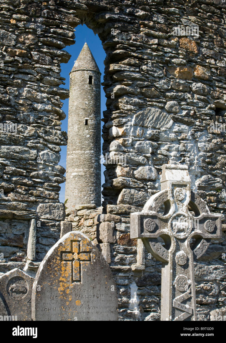 Gerahmte Rundturm. Die hohe 10. Jahrhundert Rundturm in Glendalough eng ...