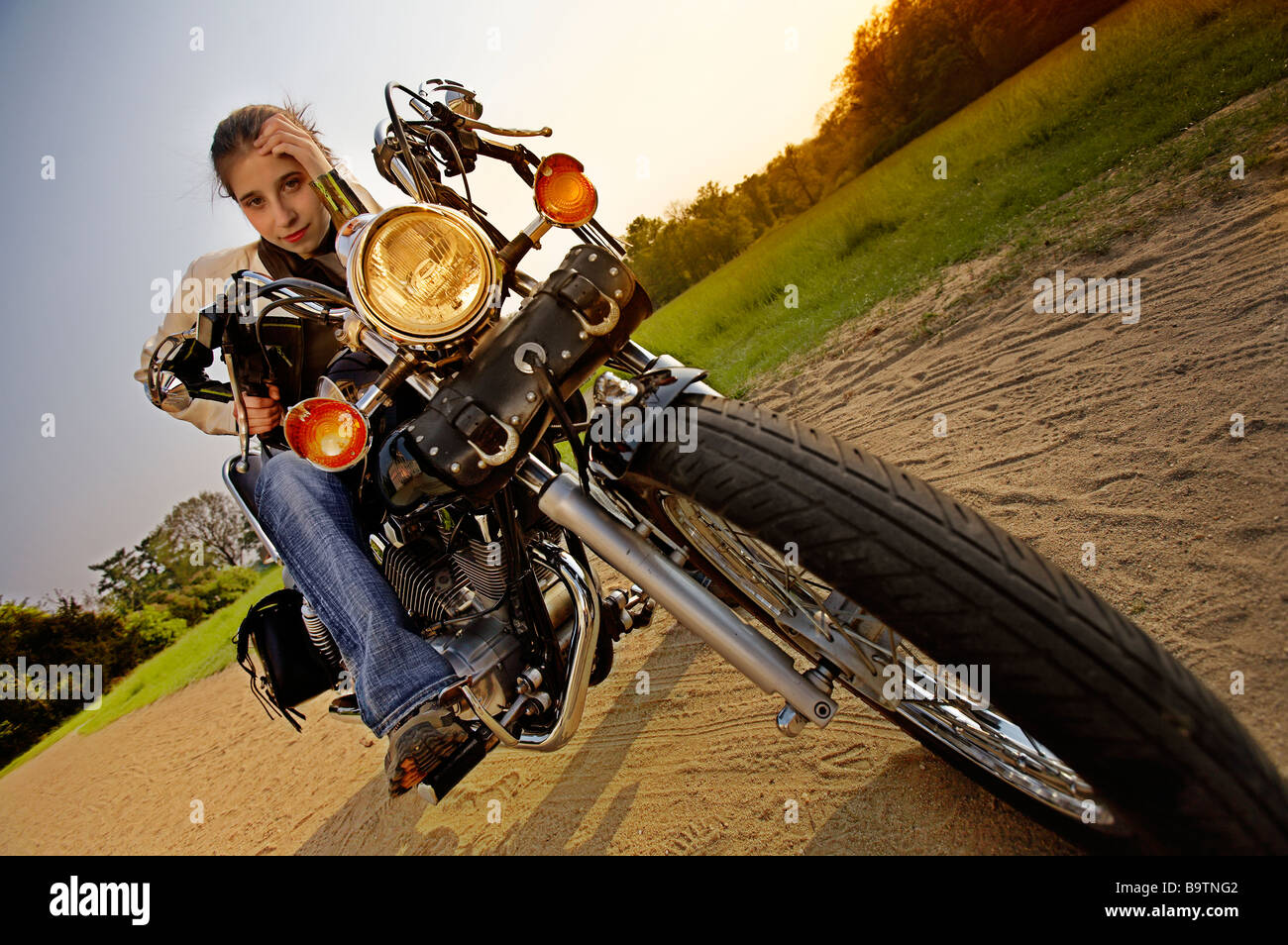 Frau pose motorrad -Fotos und -Bildmaterial in hoher Auflösung – Alamy