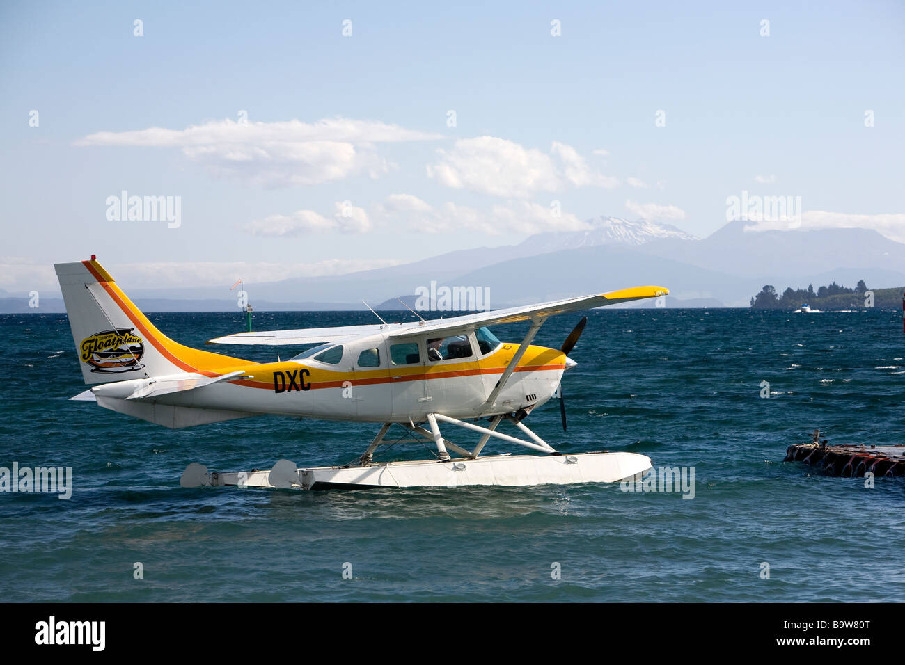 Flugzeug auf dem wasser -Fotos und -Bildmaterial in hoher Auflösung – Alamy