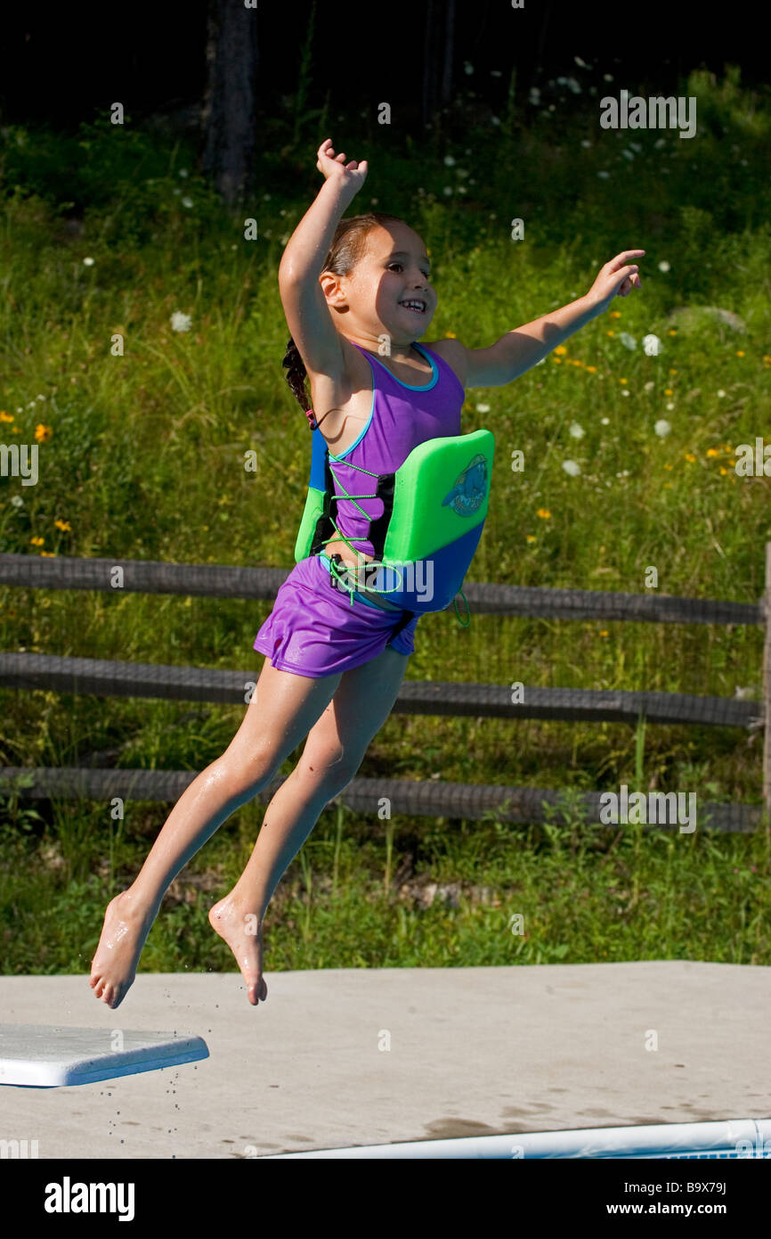 Jump off diving board -Fotos und -Bildmaterial in hoher Auflösung – Alamy