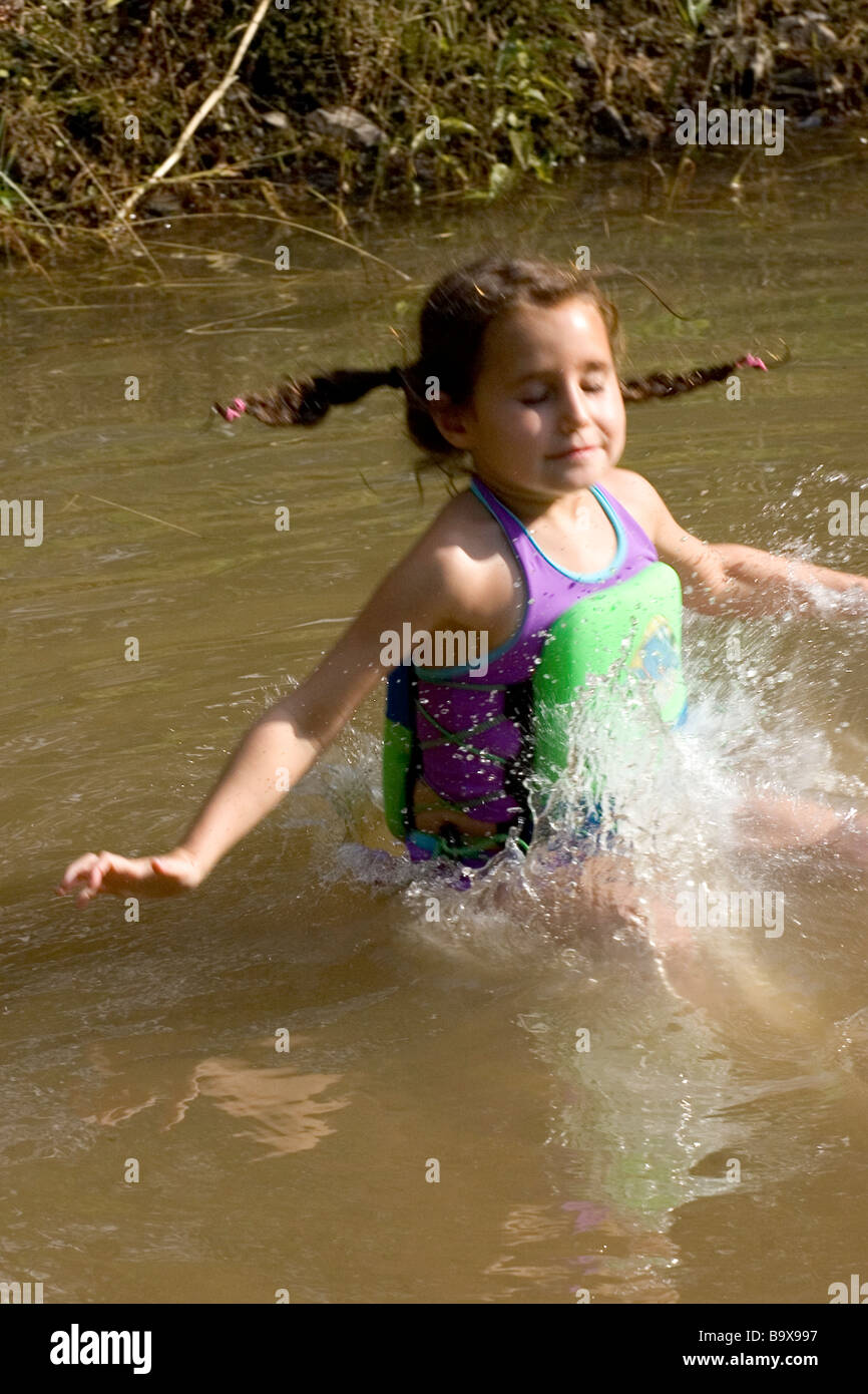 Kinder springen ins wasser -Fotos und -Bildmaterial in hoher Auflösung ...