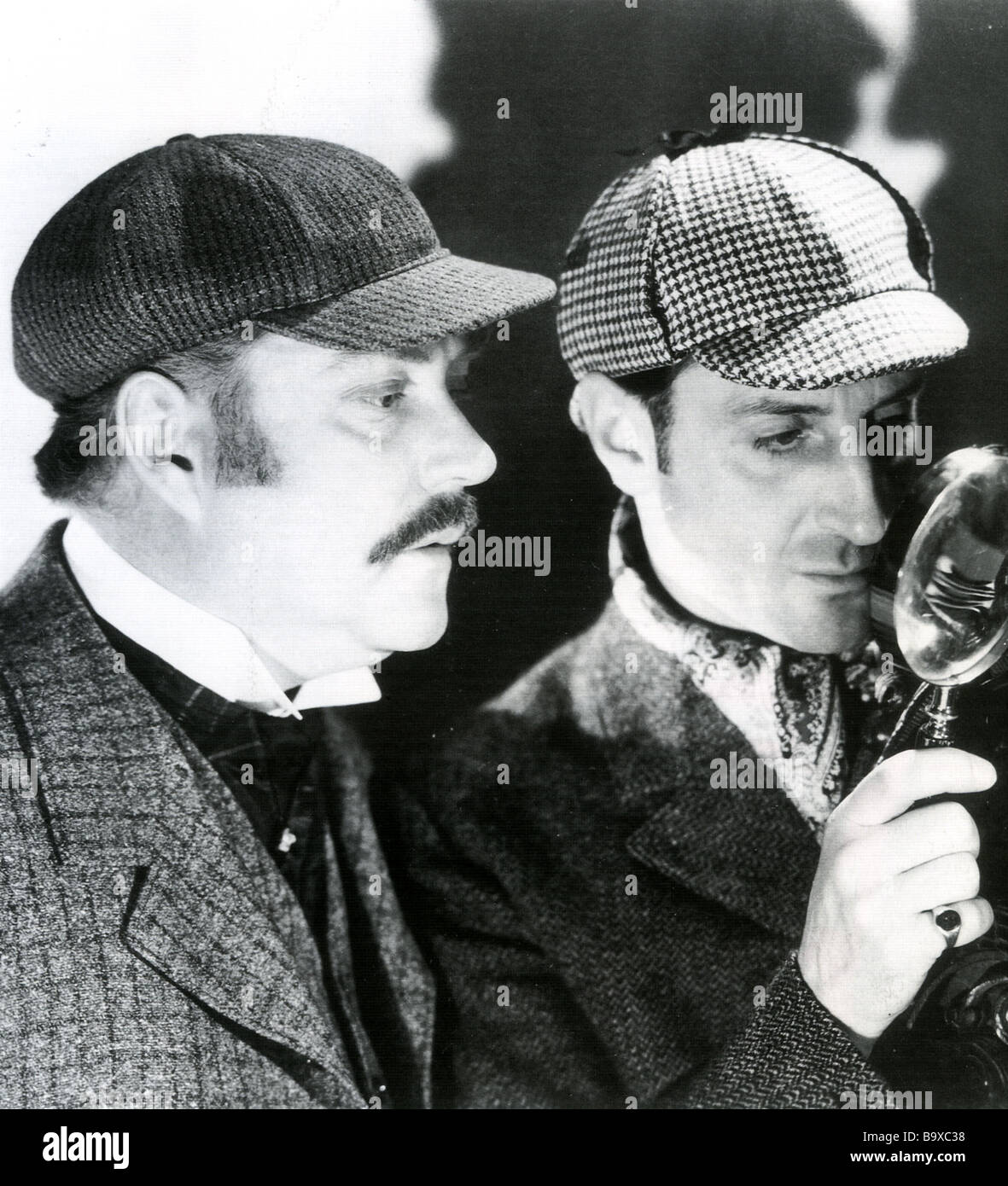 SHERLOCK HOLMES Nigel Bruce als Dr. Watson und Basil Rathbone als ...