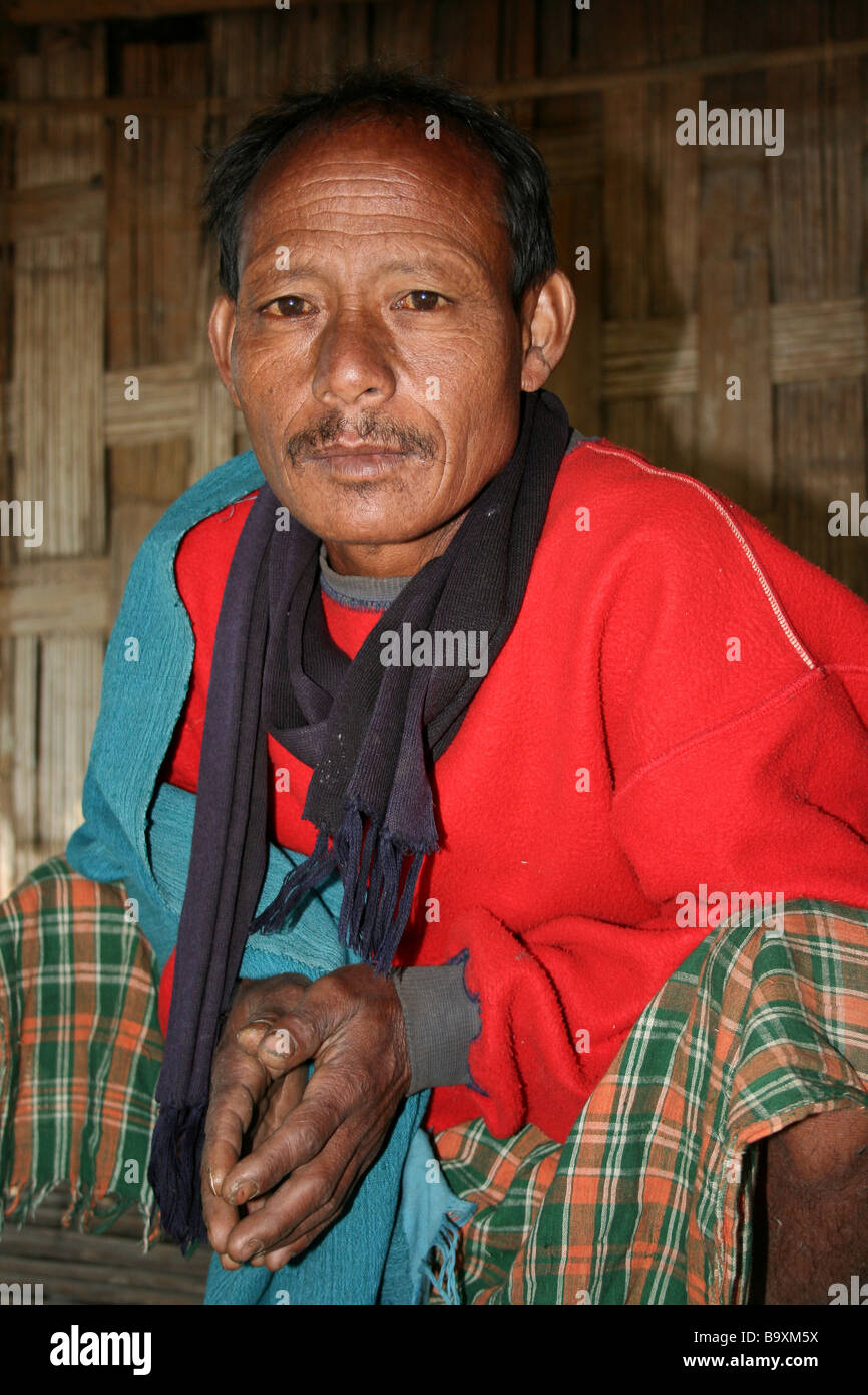 Stammes mann in traditioneller kleidung -Fotos und -Bildmaterial in ...