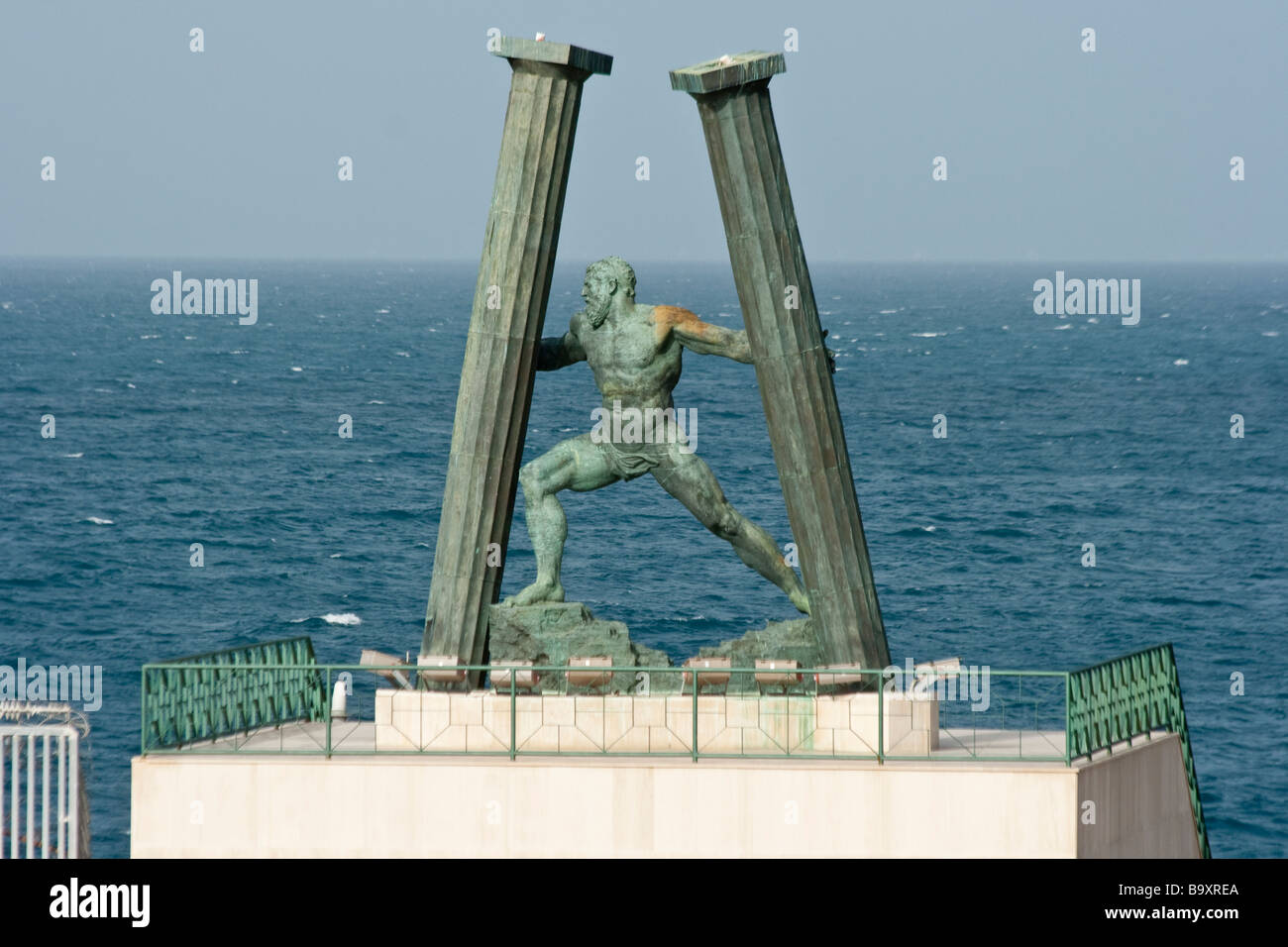 Statue des Herkules in der Strasse von Gibraltar in den Hafen von Ceuta ...