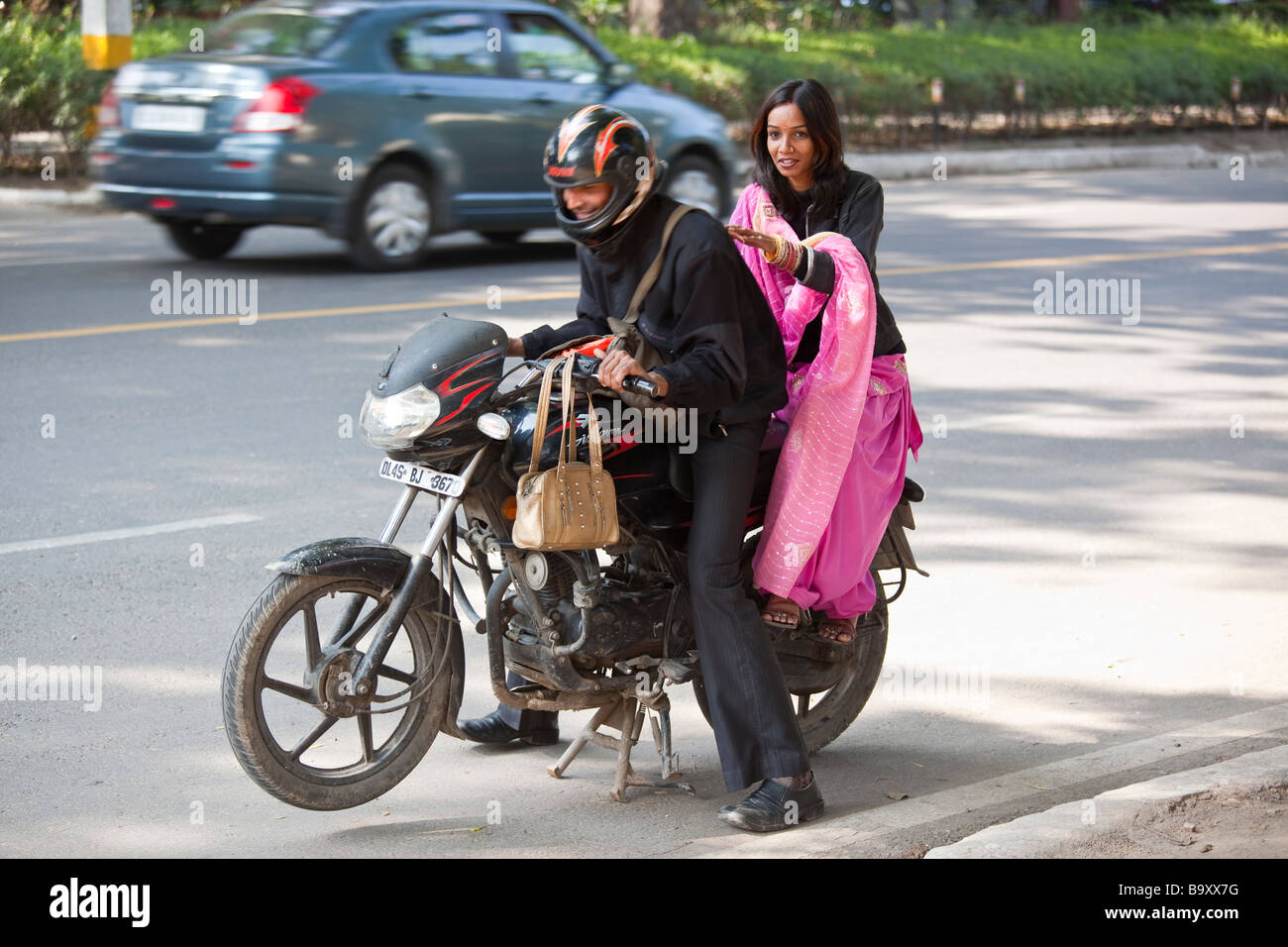 Indian woman on motorbike -Fotos und -Bildmaterial in hoher Auflösung ...