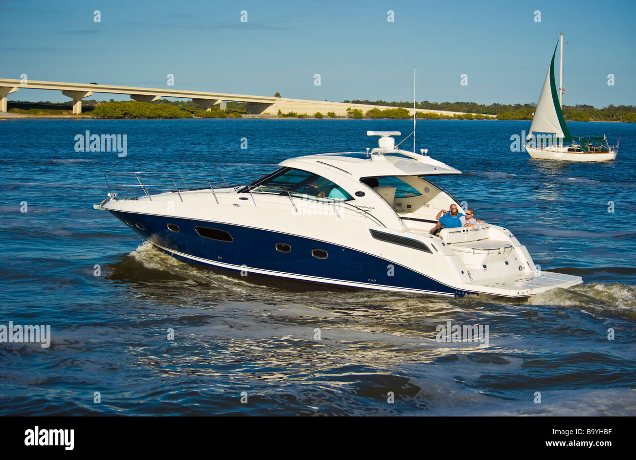 Sea Ray 43 Sundancer-Motorboot und Segelboot am Fluss in Florida USA ...