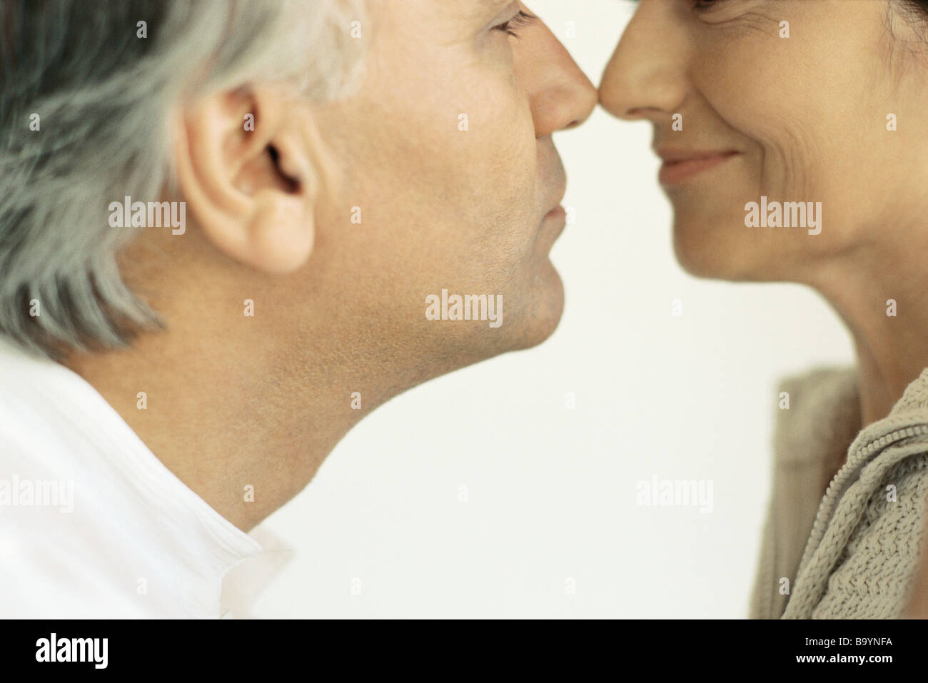 Nasen reiben -Fotos und -Bildmaterial in hoher Auflösung – Alamy