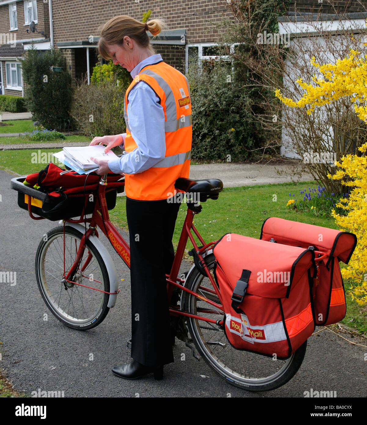 Postman sorting mail -Fotos und -Bildmaterial in hoher Auflösung – Alamy