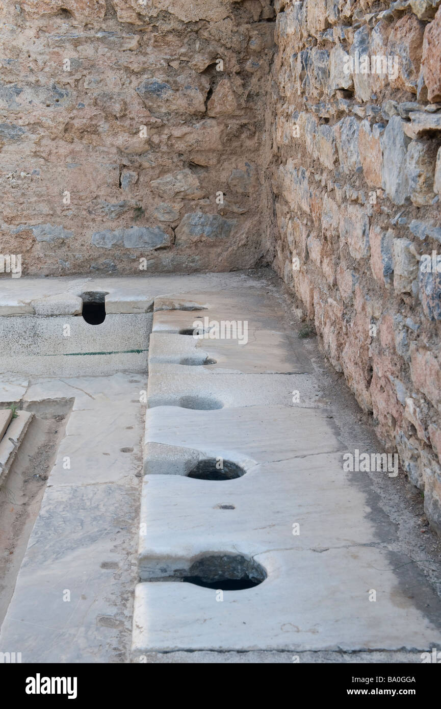 Old latrine -Fotos und -Bildmaterial in hoher Auflösung – Alamy