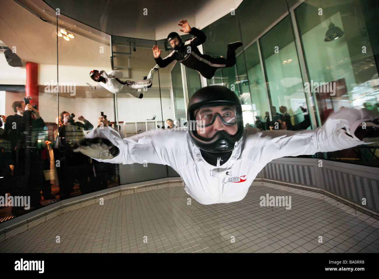 Indoor Skydiving-Simulator, Freifall-Simulation von einem Skydive. Ein ...
