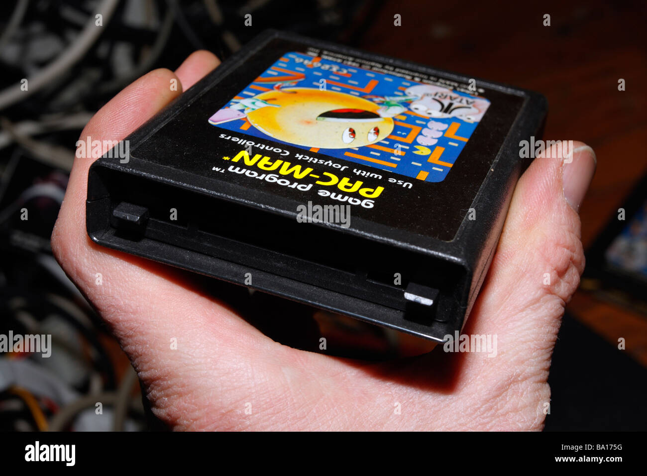 Hand, die Patrone Pacman Spiel für Atari, Interface-Schacht und Grafik ...
