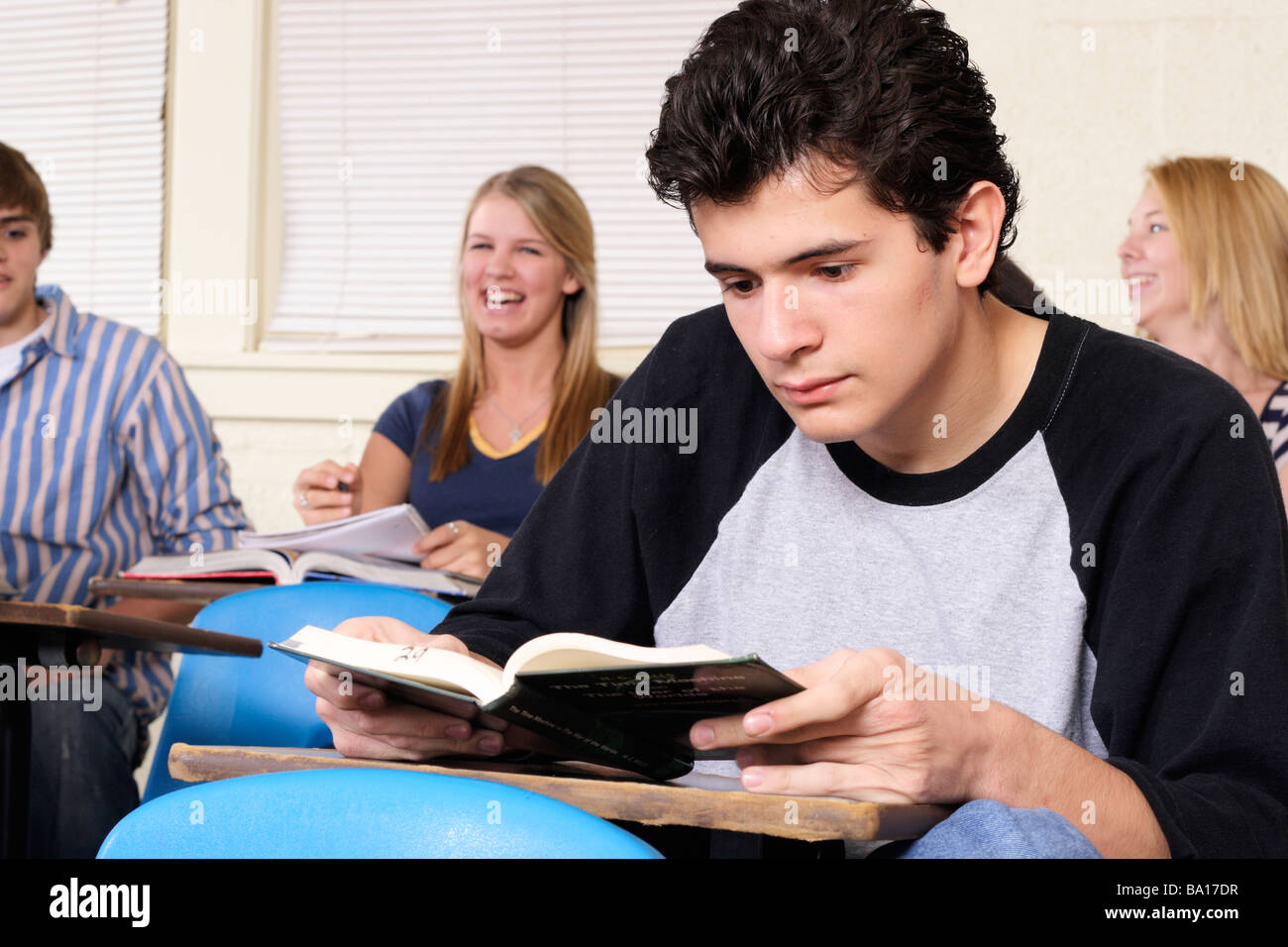 Schüler in der Klasse lesen Stockfotografie - Alamy