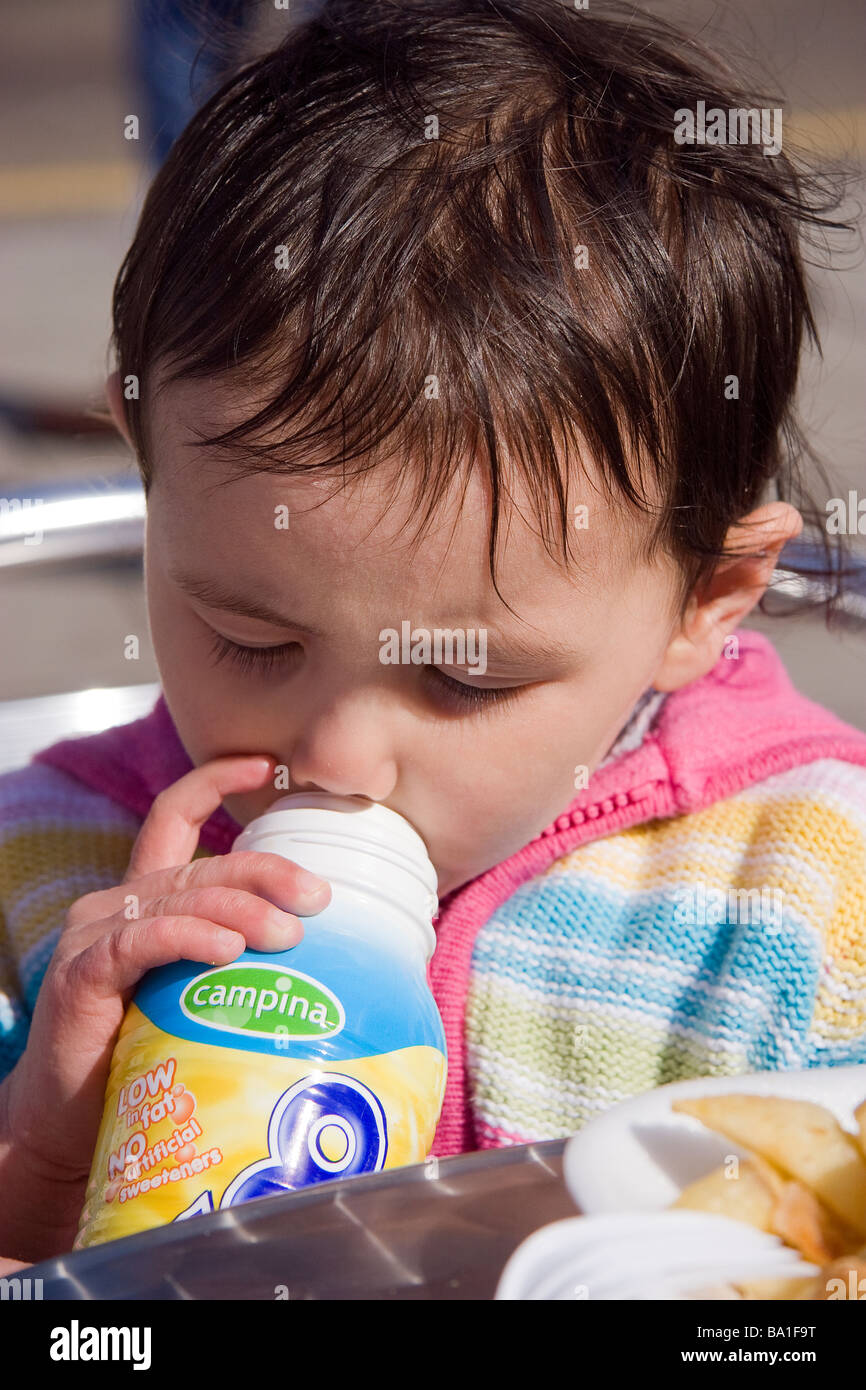 Girl Drinking Milk Through Straw Stockfotos und -bilder Kaufen - Alamy