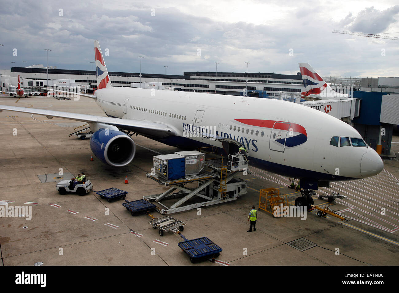 Eine British Airways Boeing 777-200-Flugzeug sitzt auf dem Rollfeld in ...