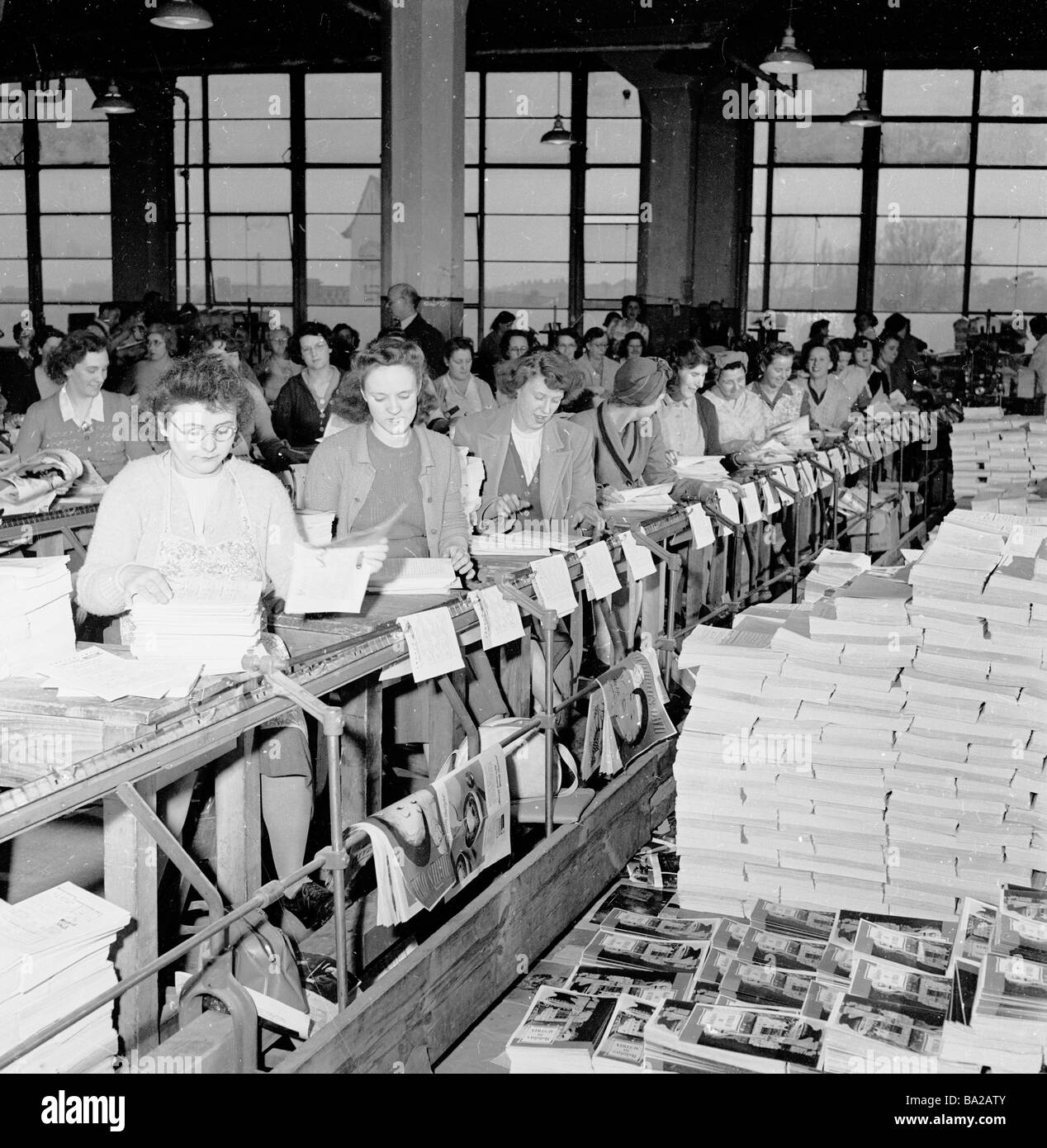 1950s historical female factory workers -Fotos und -Bildmaterial in ...