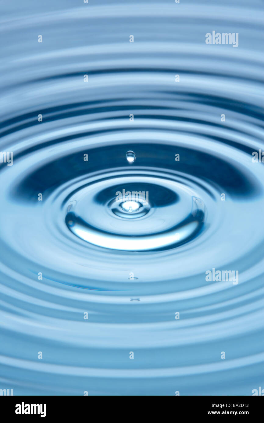 Welle kreise wasser -Fotos und -Bildmaterial in hoher Auflösung – Alamy