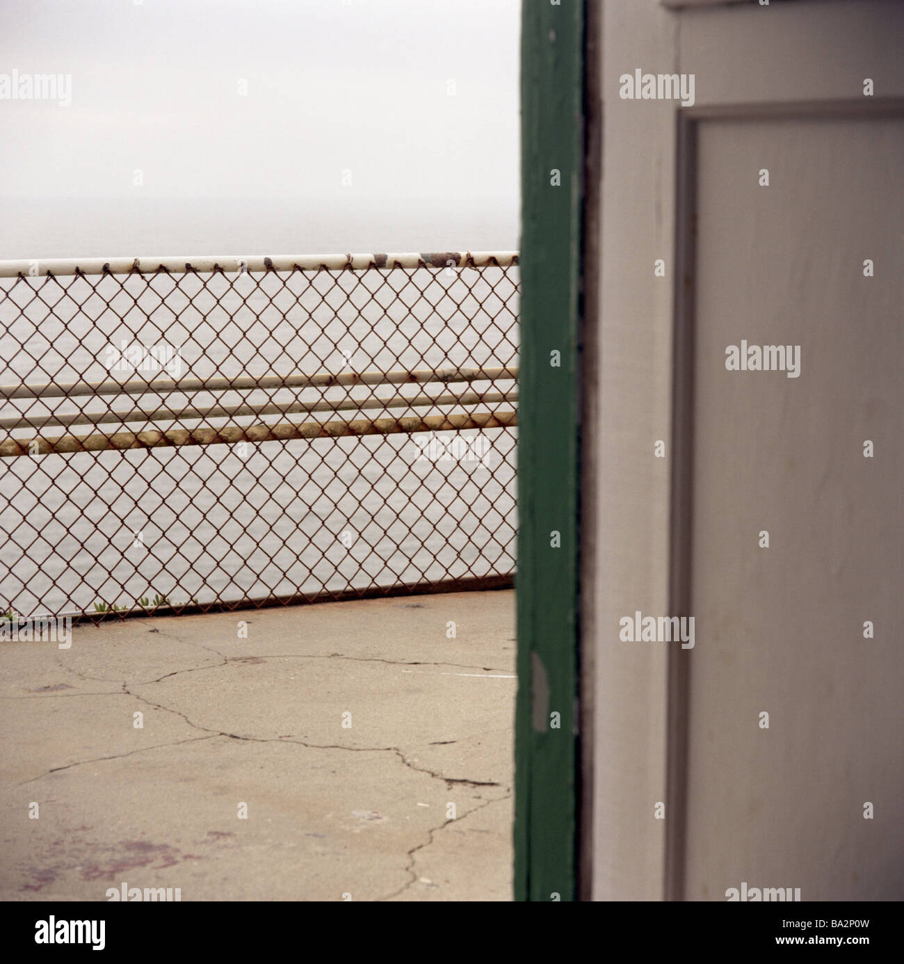 Stich drahtzaun -Fotos und -Bildmaterial in hoher Auflösung – Alamy