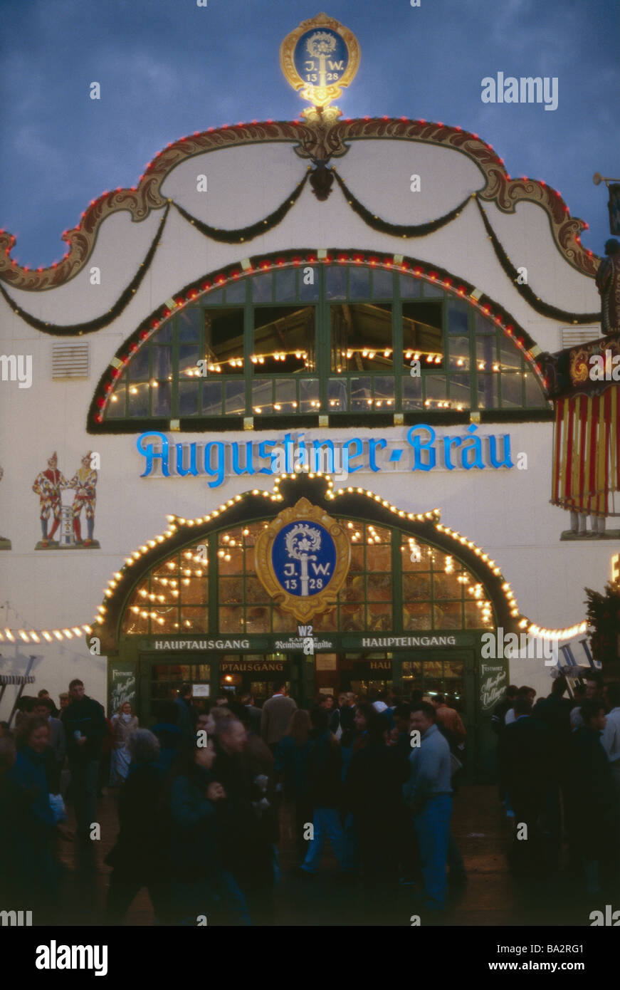Augustiner bräu zelt -Fotos und -Bildmaterial in hoher Auflösung – Alamy