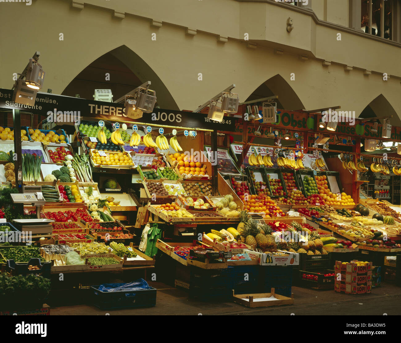 Deutschland Baden-Württemberg Stuttgart bedeckt Markt Verkauf Obst ...