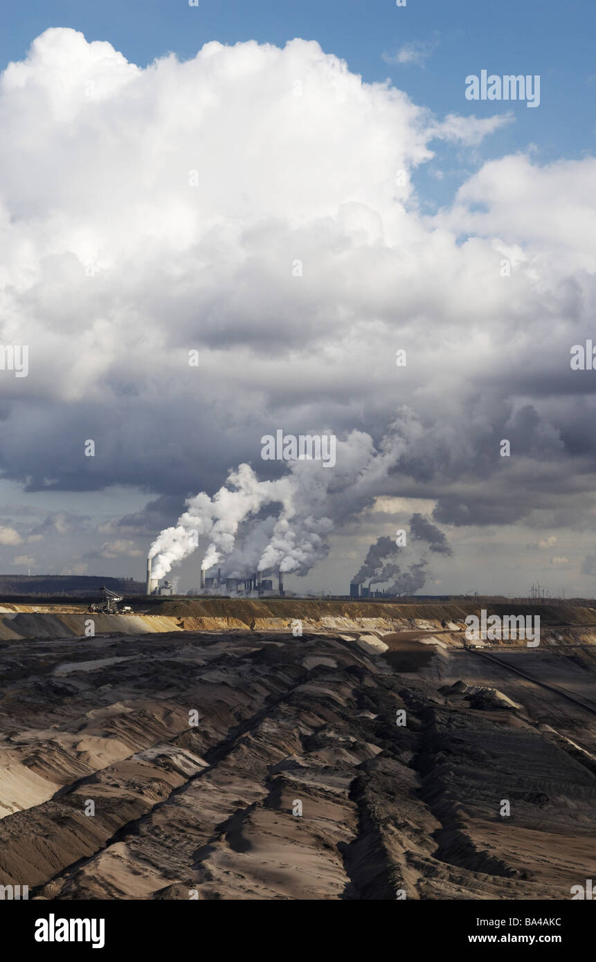 Braunkohle-Abbau-Kohlekraftwerk Rauch Rauch Schornsteine Schornsteine ...