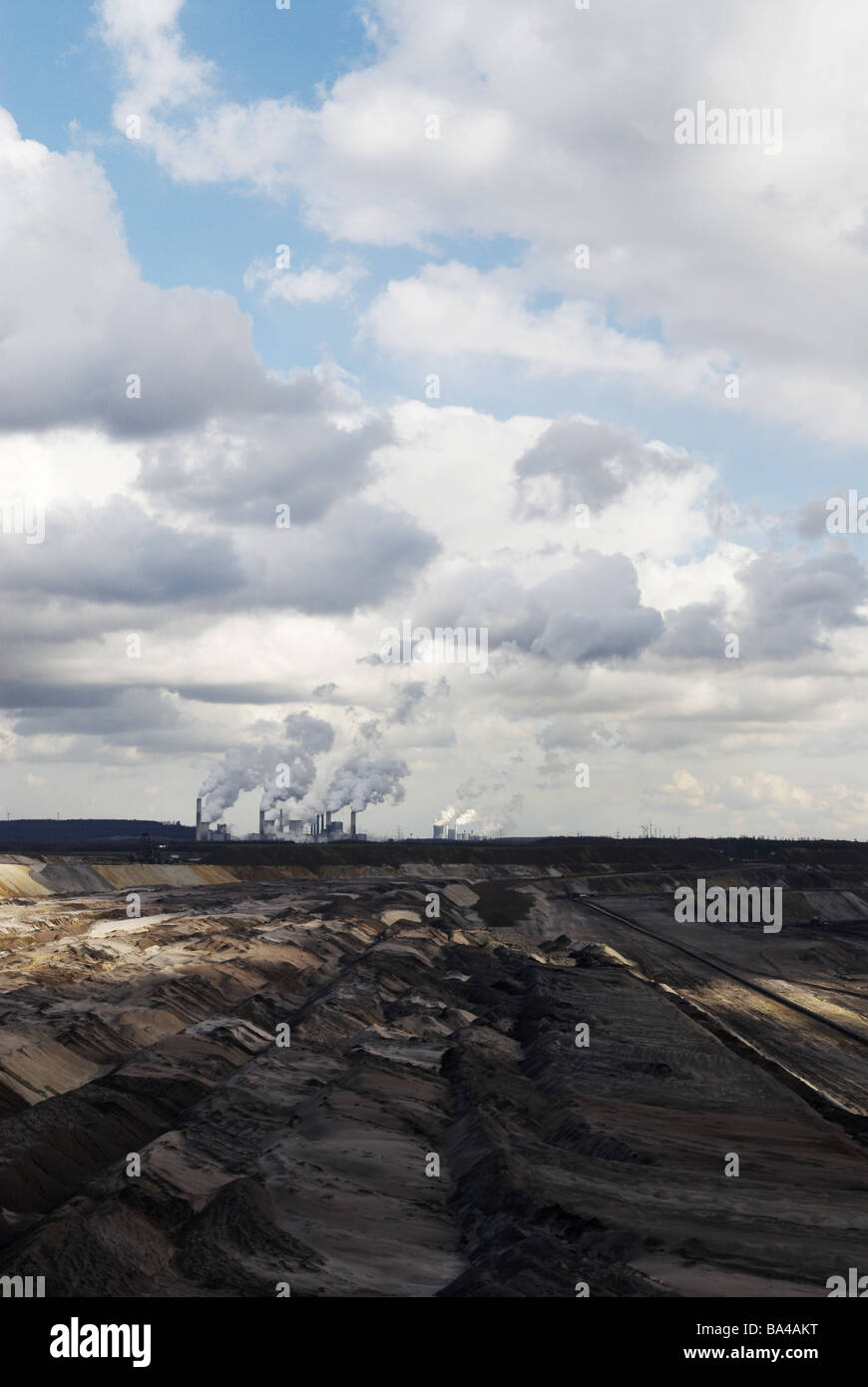 Braunkohle-Abbau-Kohlekraftwerk Rauch Rauch Schornsteine Schornsteine ...