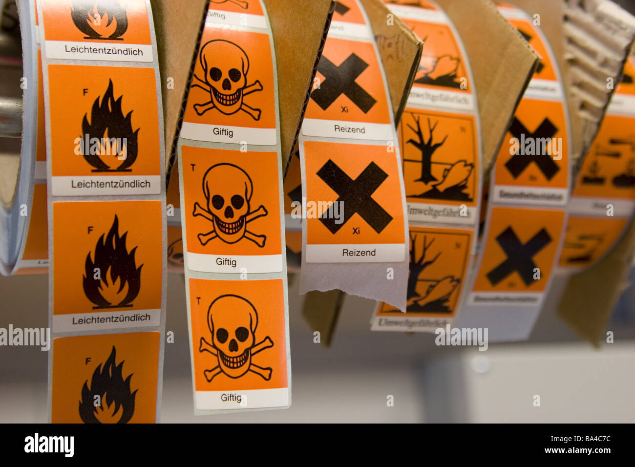 Aufkleber-Gefahrensymbole anders Gefahrenzeichen Symbole Warnzeichen ...