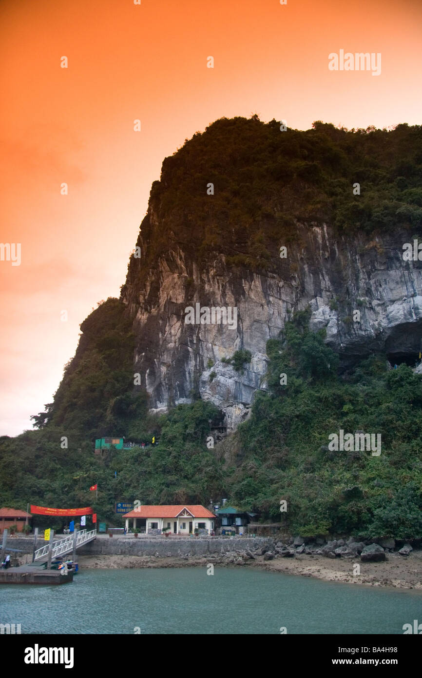Eingang zum Hang Sung Sot Höhlen in Ha Long Bay Vietnam Stockfotografie - Alamy