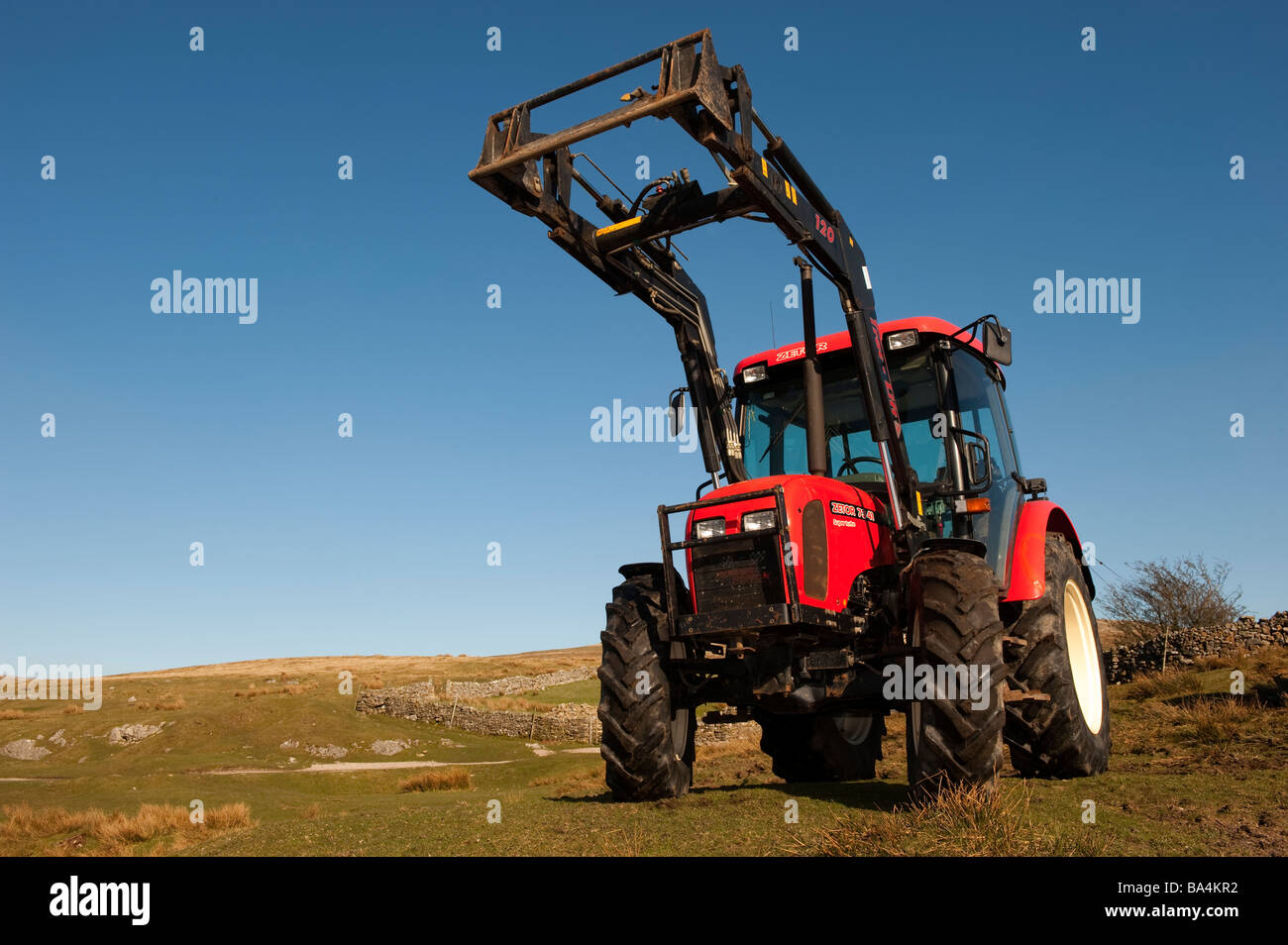 Allrad Antrieb Zetor 7341 Traktor mit einem front-End-Lader ...