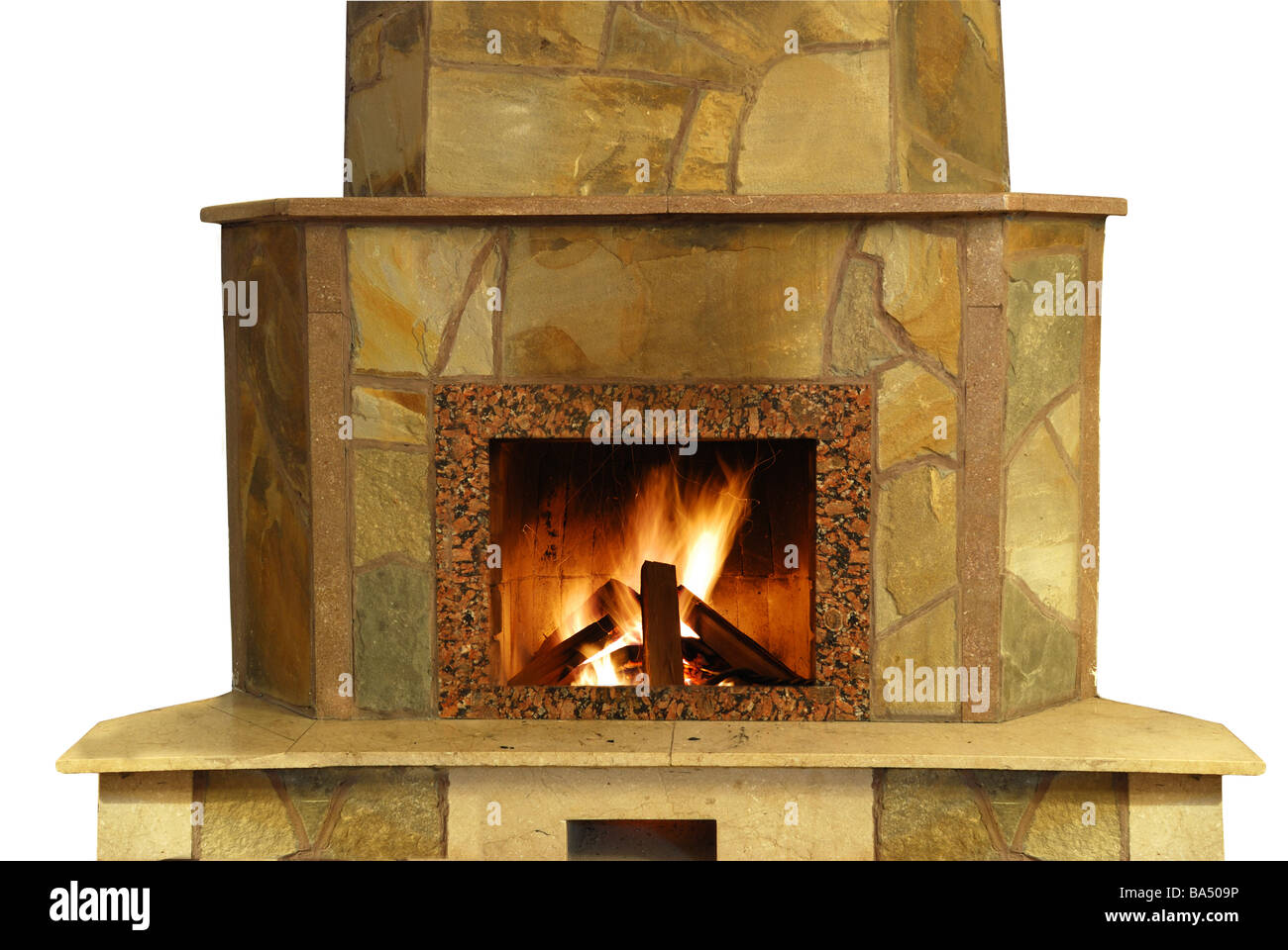 Kamin Flaring Feuer in einem Kamin, der Reveted wilde Stein und Marmor ...