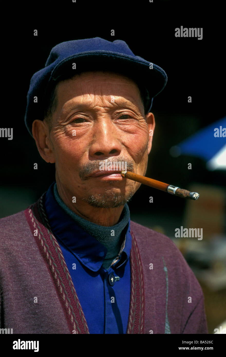 Old Chinese Man Smoking Cigarette Stockfotos und -bilder Kaufen - Alamy