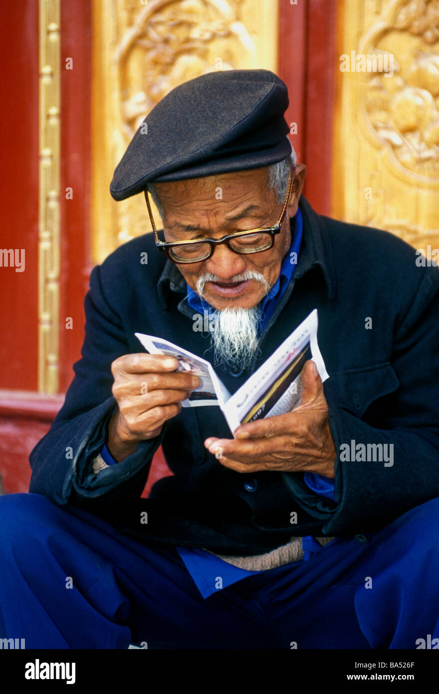 Old naxi man lijiang yunnan -Fotos und -Bildmaterial in hoher Auflösung ...
