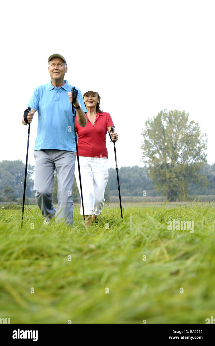 Wiese Senior-paar Nordic Walking Bewegung fröhlich Serie Personen 50-60 ...