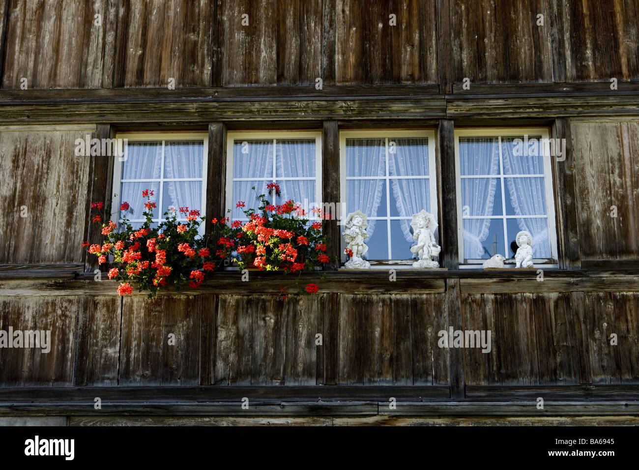 Wood house facade detail windows flower jewelry -Fotos und -Bildmaterial in hoher Auflösung – Alamy