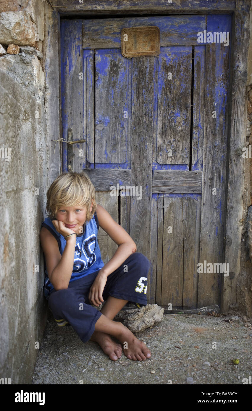 Barfuss junge bauernhof -Fotos und -Bildmaterial in hoher Auflösung – Alamy