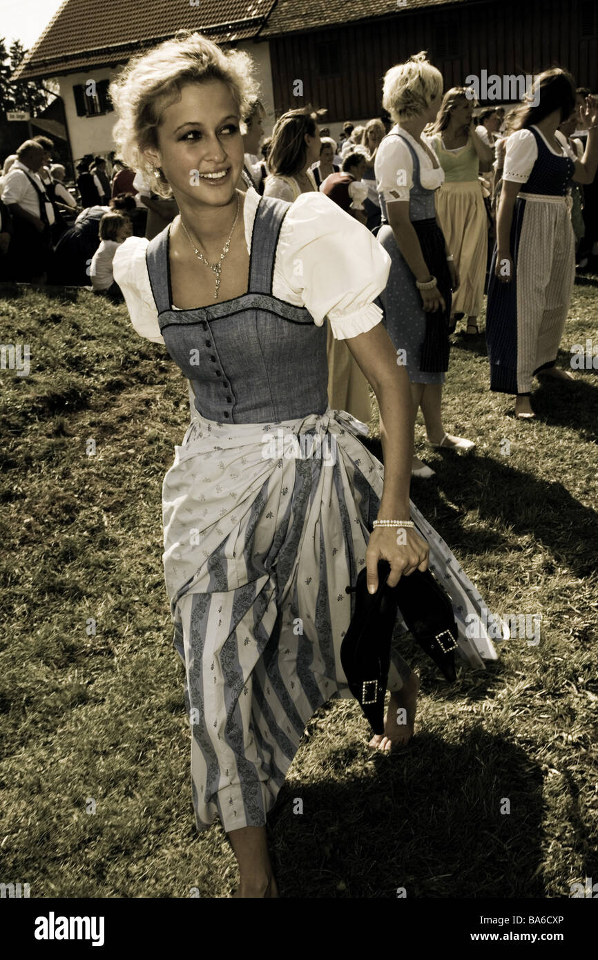Frau barfuß dirndl -Fotos und -Bildmaterial in hoher Auflösung – Alamy