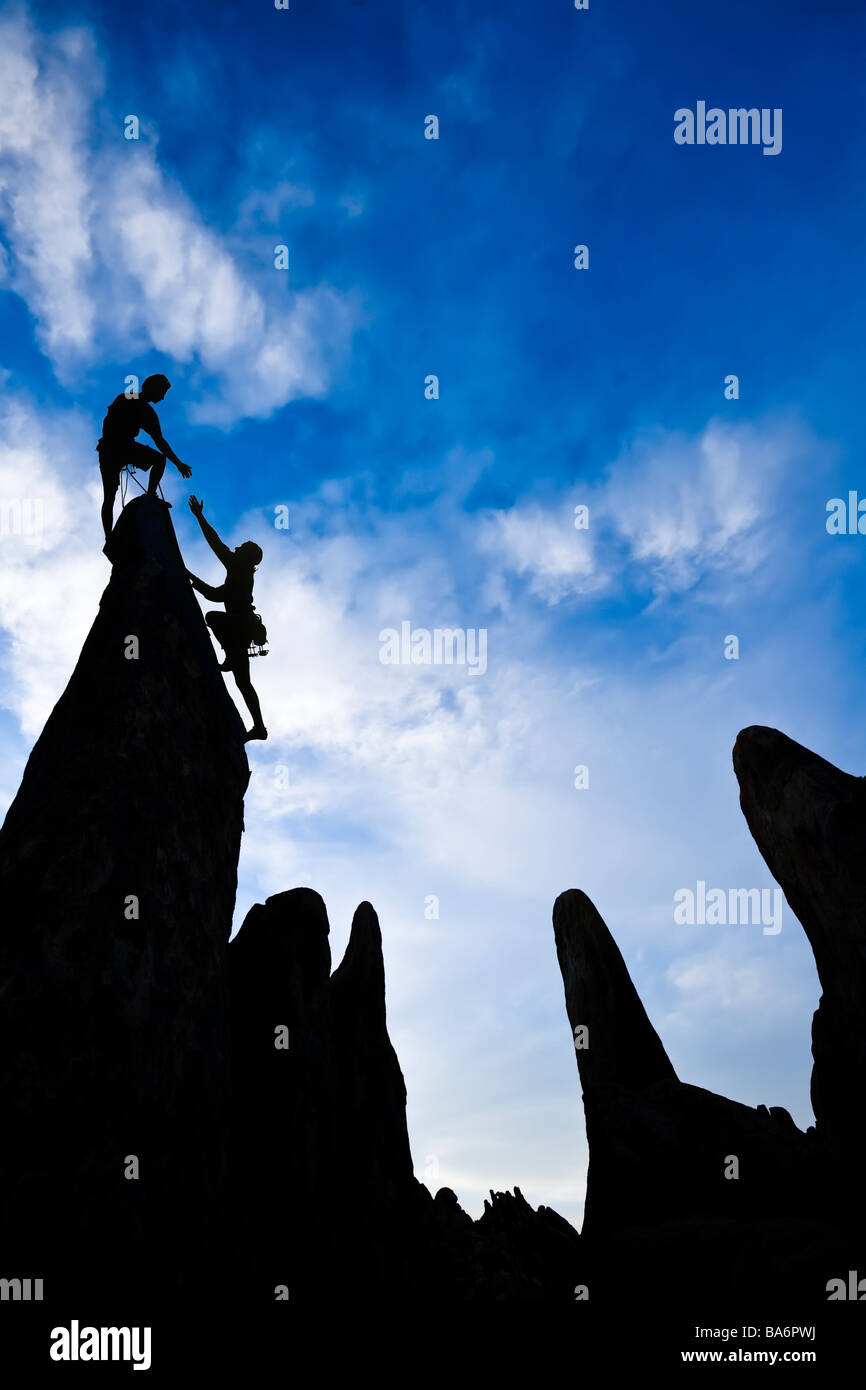 Team der Bergsteiger den Gipfel zu erreichen Stockfotografie - Alamy