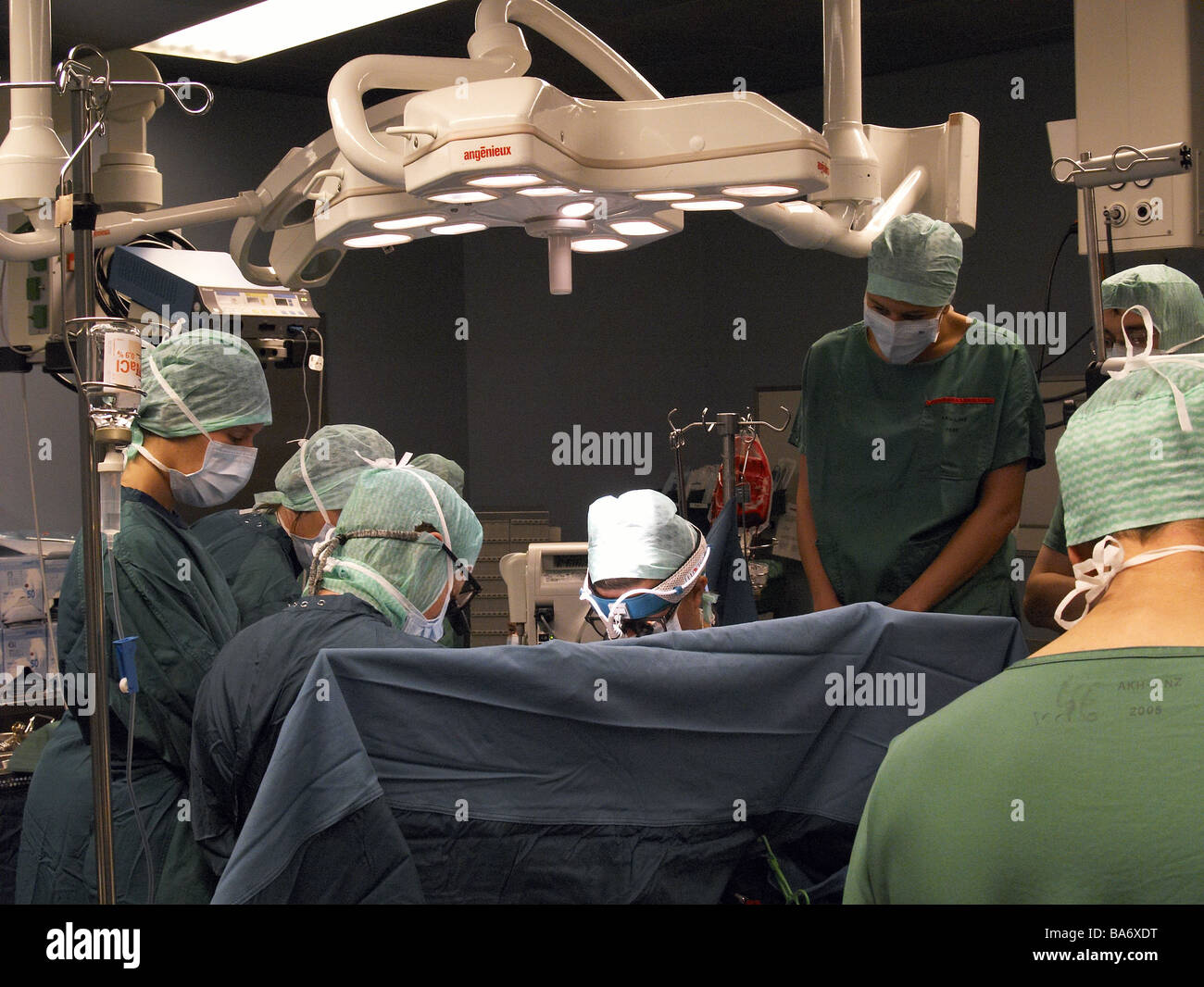 OP-Saal Medical-Team Patienten Herzoperation Serie Krankenhaus OP-Team ...